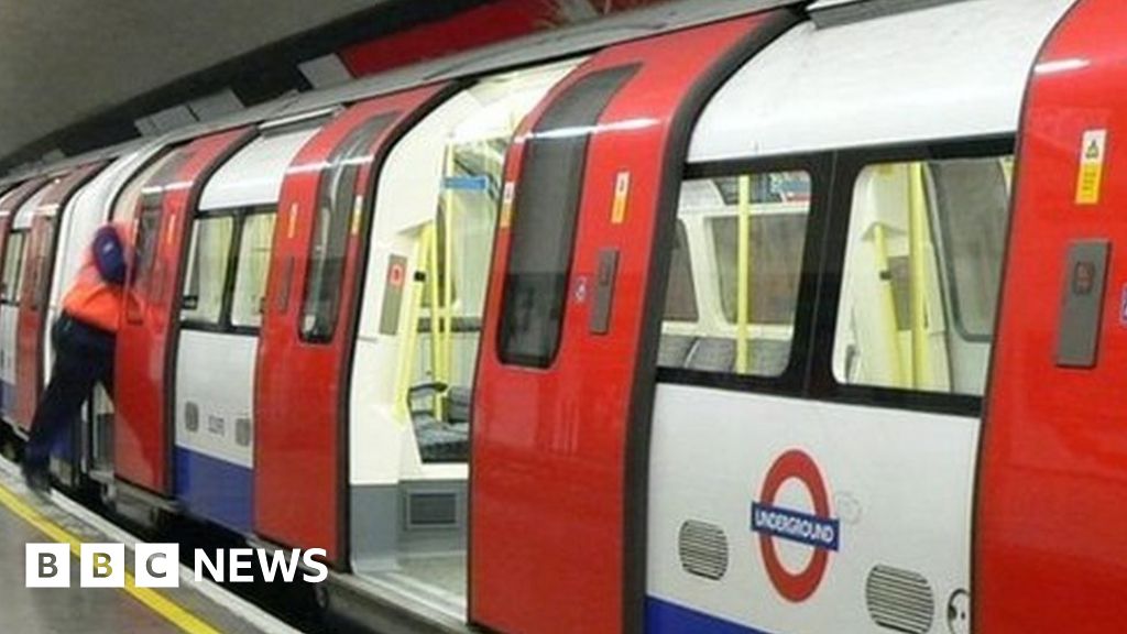Tube passenger verbally attacks 'visibly Jewish' man - BBC News