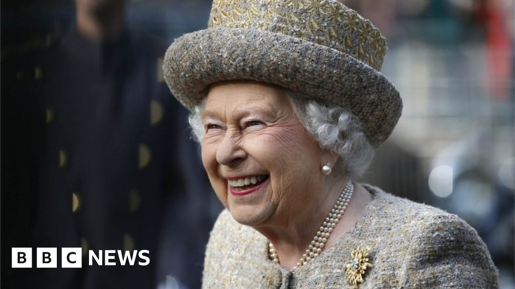 Queen does Norfolk accent 'beautifully' - BBC News