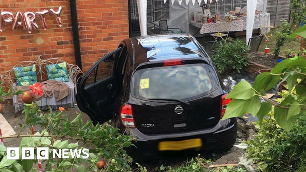 Car crashes into children's birthday party in Camberley - BBC News