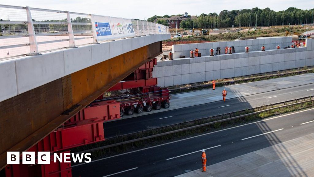 Engineers move 2,750-tonne HS2 bridge on to M42 - BBC News