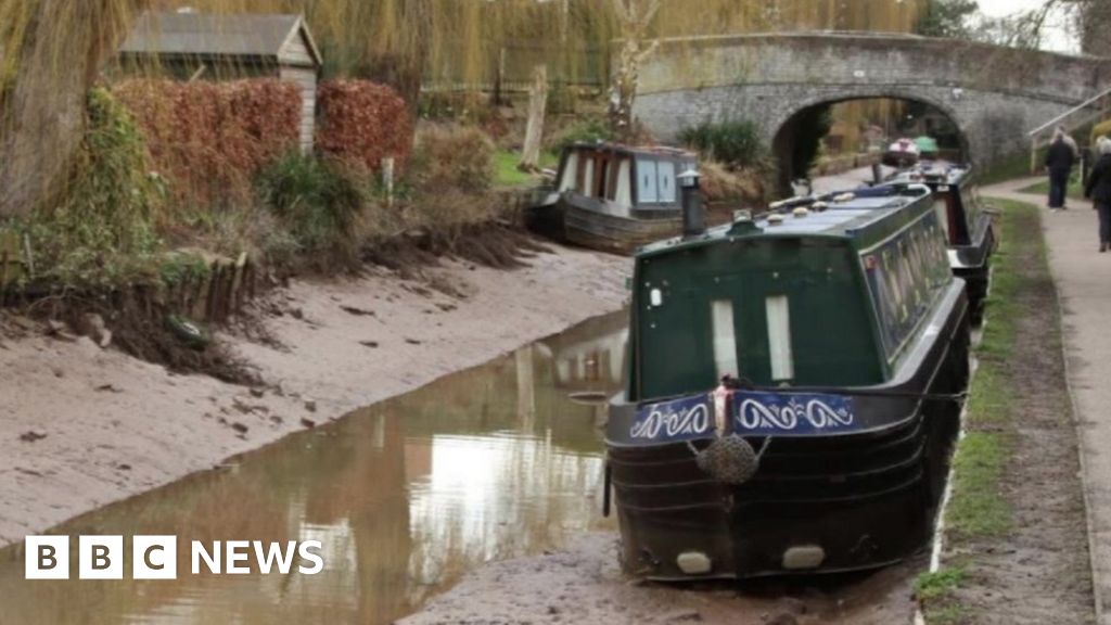 Middlewich canal collapse leaves up to 20 boats stranded - BBC News