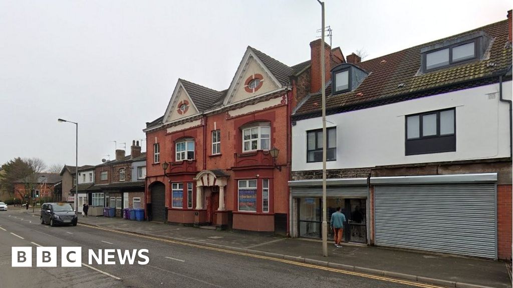 Man stabbed in Liverpool pub by masked attacker - BBC News