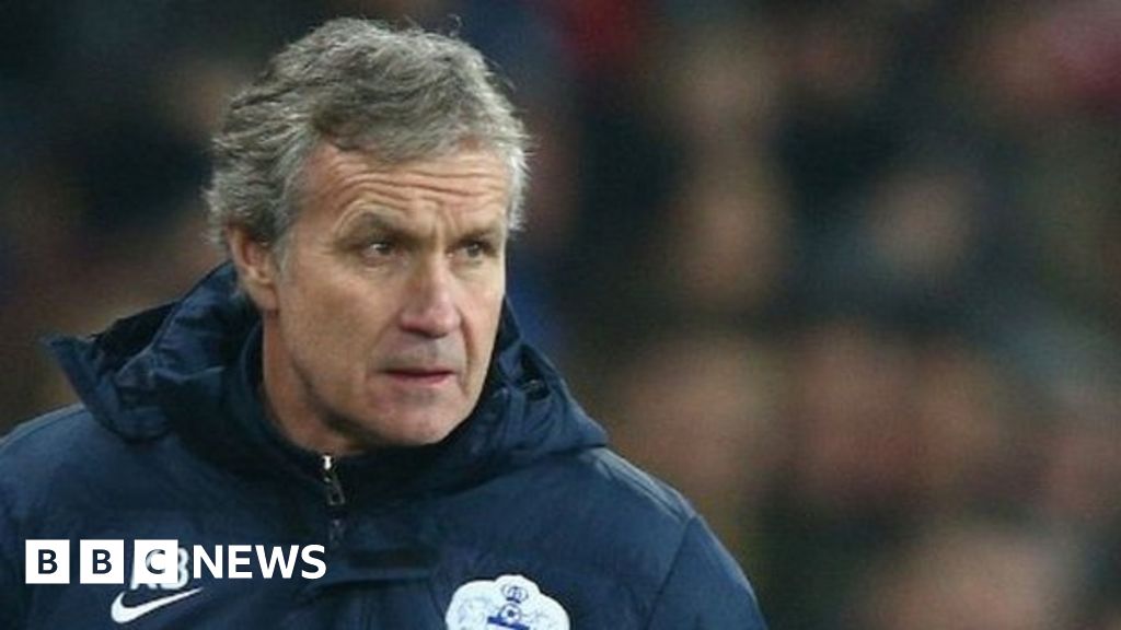 Football coach Kevin Bond cleared of using mobile while driving - BBC News