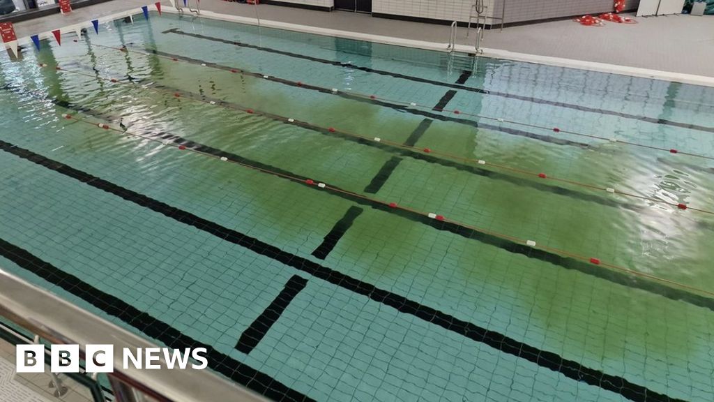 Dunstable swimming pool closed after water 'turns green' - BBC News