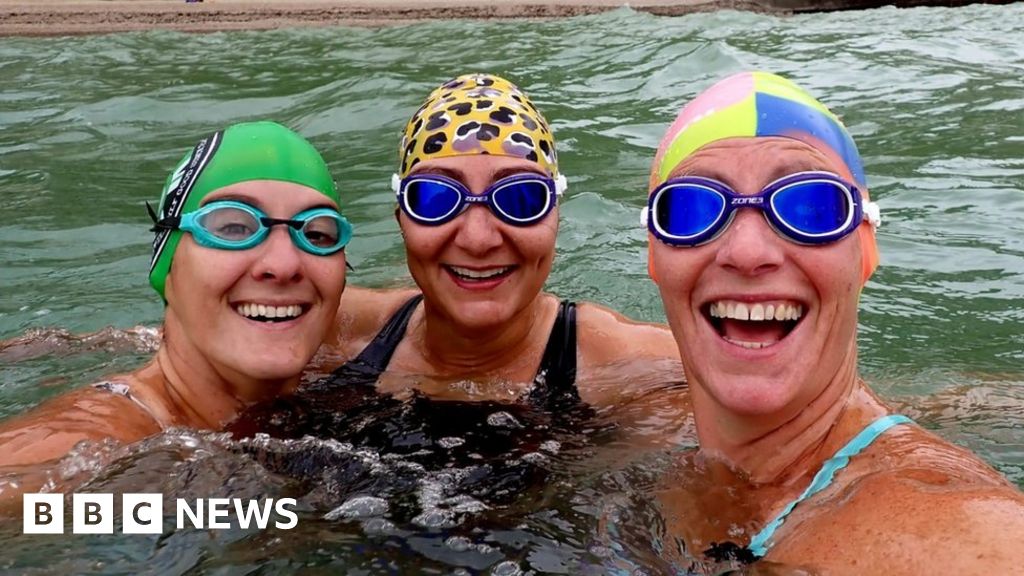 Cross-Channel swim for women after hysterectomies - BBC News
