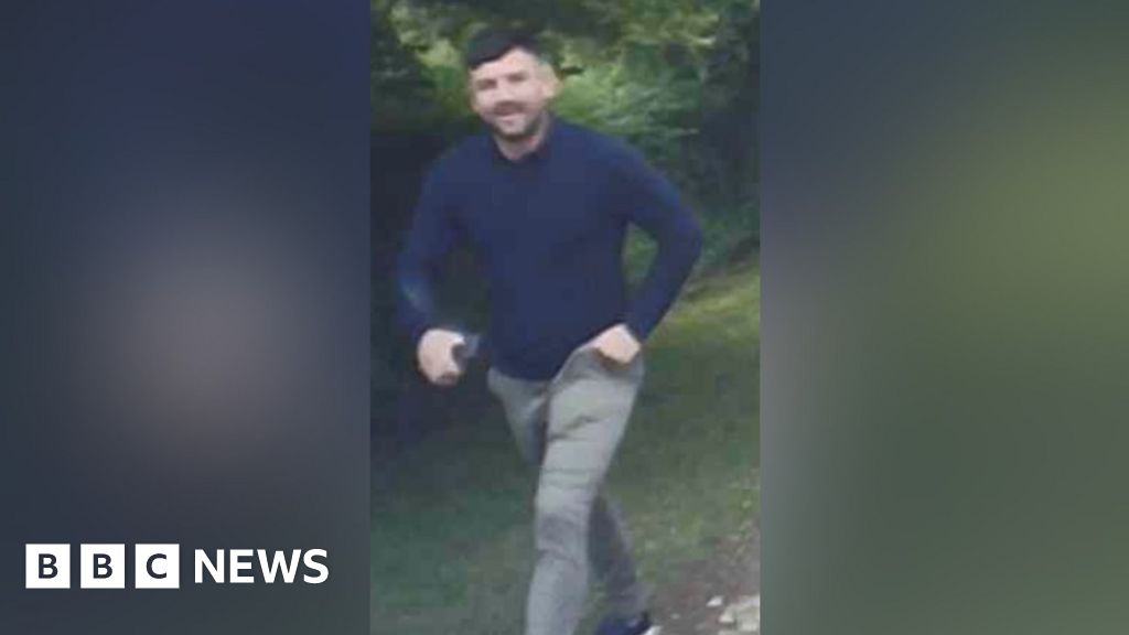 Delivery driver robbed at knifepoint in Farmington