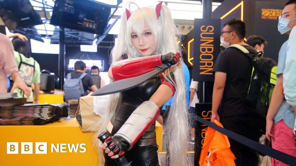 Cosplay and Covid: Video gamers defy the virus - BBC News