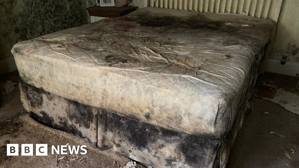 Swindon community transform woman's mouldy bungalow - BBC News