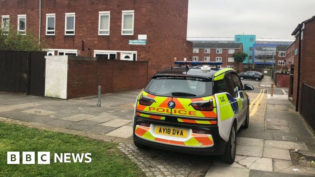 Hackney shooting: Man shot as police officer stabbed - BBC News