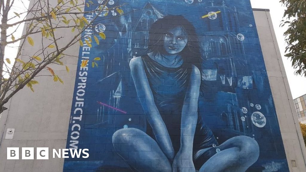 Hull mural of girl underwater highlights future sea level threat - BBC News