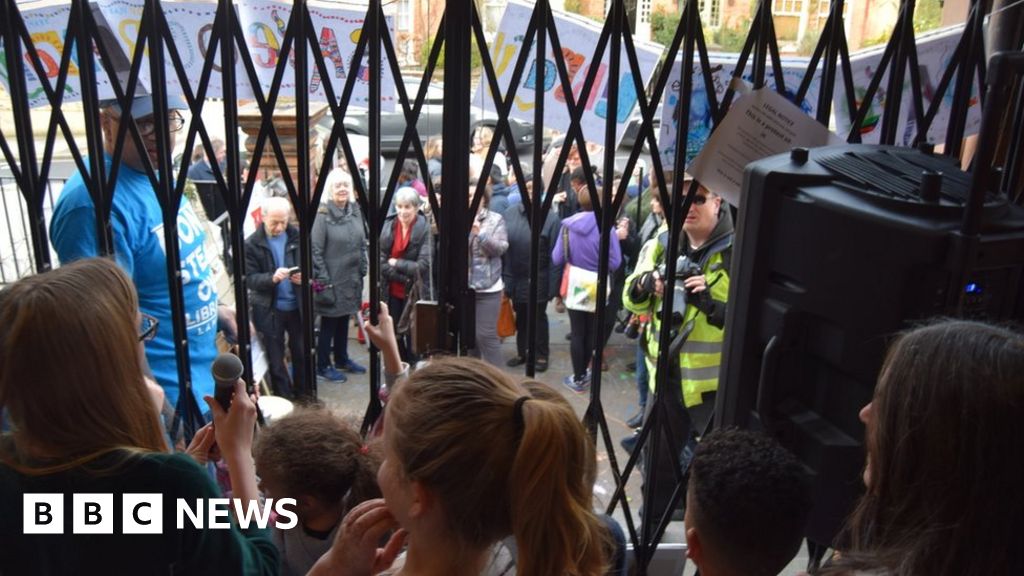 Lambeth library occupation 'turning into a siege' - BBC News