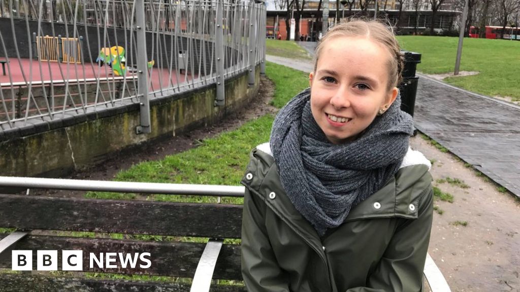 Teenage campaigner challenges 100-calorie snack advert - BBC News