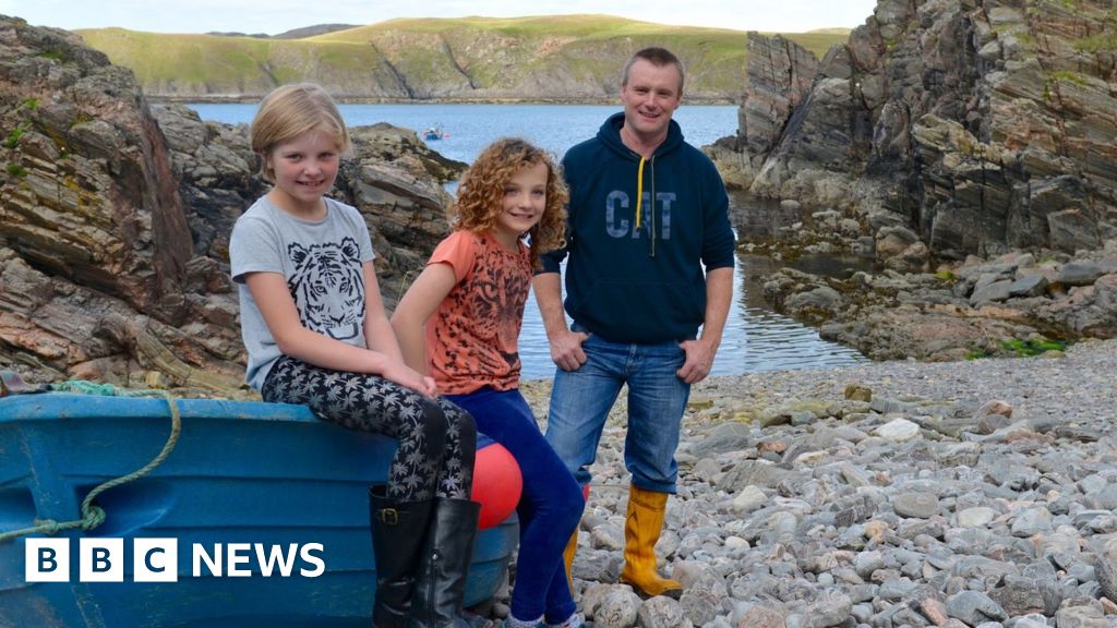 Fisherman praised for rescue of girls at Farr beach