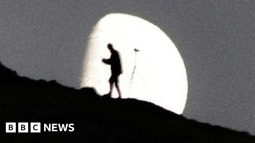 Peak District photographer chuffed with 'man on the Moon' shot - BBC News