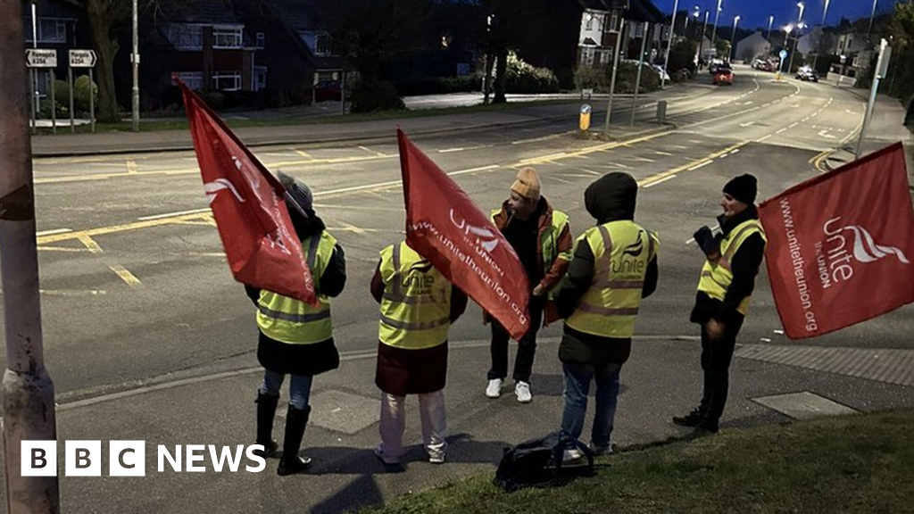 Hospital workers strike over disputed Covid payment