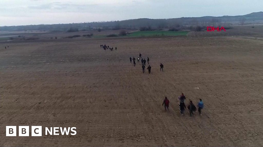 Migrants head towards Turkey's EU borders - BBC News