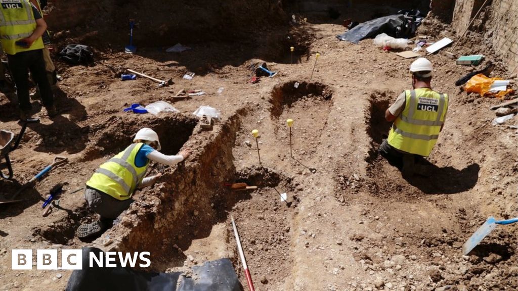 Brighton Corn Exchange dig finds 200-year-old burial site - BBC News