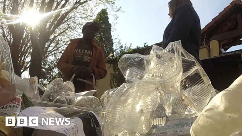 Life as a South African hawker recycling waste - BBC News