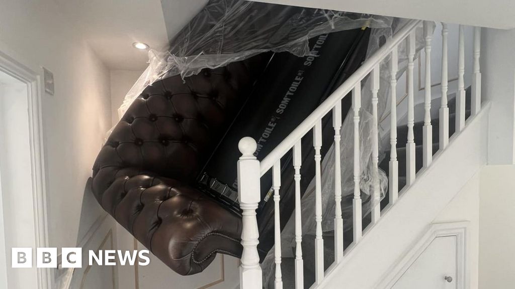 Bournemouth homeowner's fury over sofa wedged in stairs - BBC News
