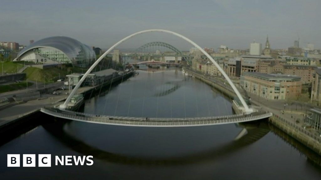 Gateshead Millennium Bridge: The day the 'blinking eye' arrived - BBC News