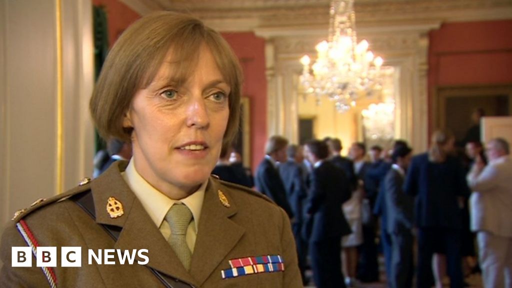 Ebola medal for Lt Col Alison McCourt from mid Wales - BBC News