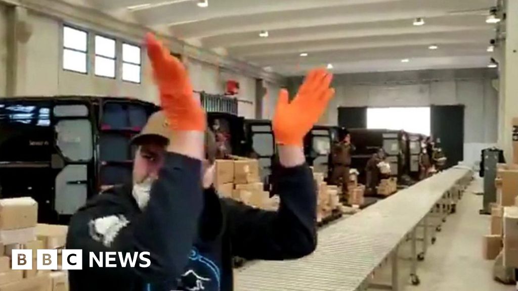 Coronavirus: Italian parcel delivery drivers rally in song - BBC News