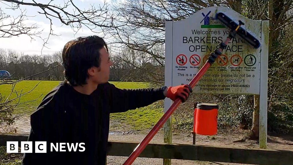 Norfolk window cleaner washes road signs to help community