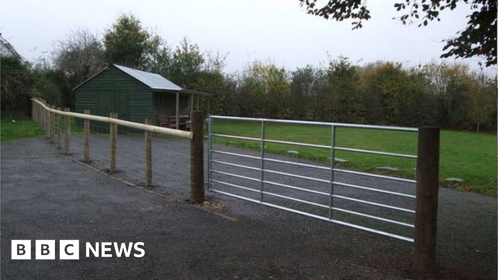 Shillingford village car park fence causes row - BBC News