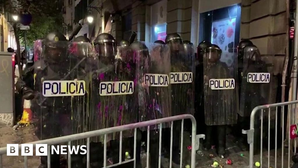 Catalonia crisis: Protesters clash with police in Barcelona