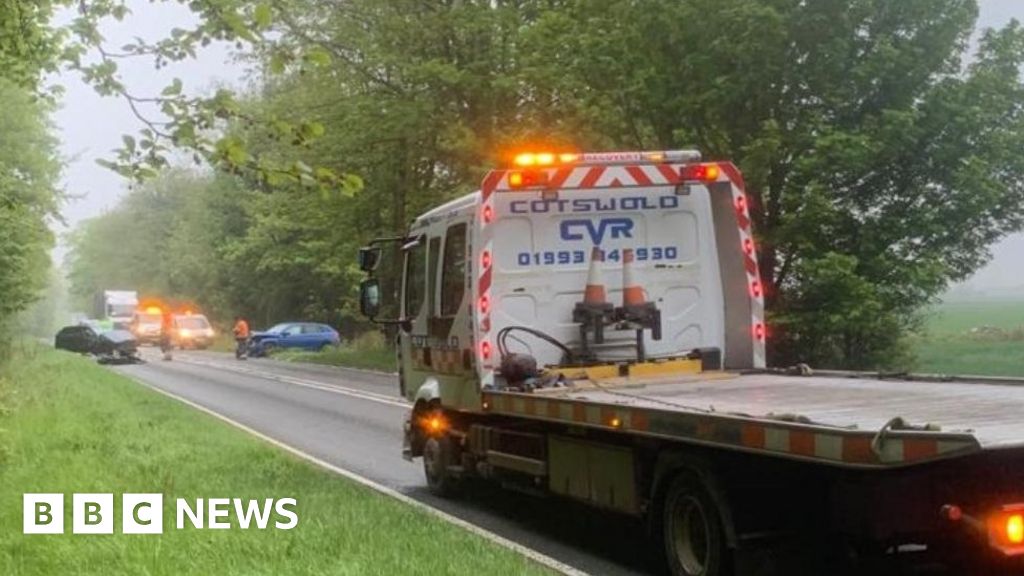 A40 crash: Five injured in three-vehicle collision - BBC News