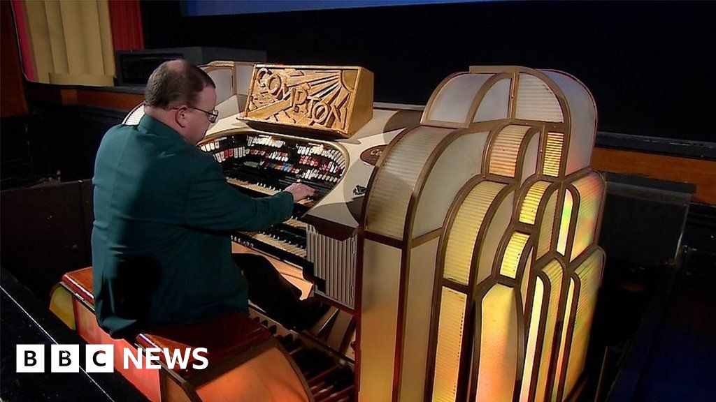 Historic Compton organ entertains at Weston Odeon - BBC News
