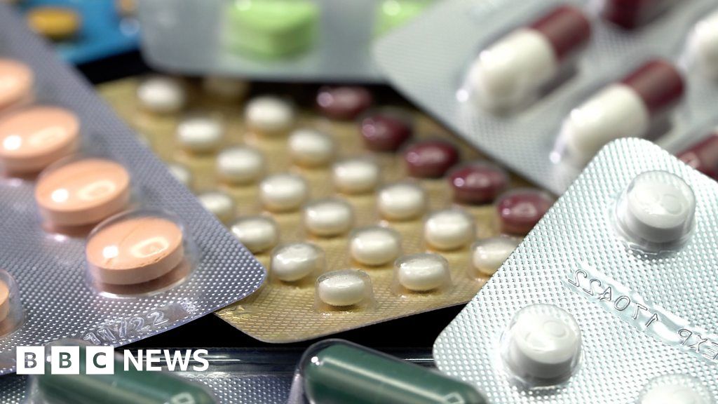 Painkillers: Woman describes internet-fuelled drug addiction - BBC News