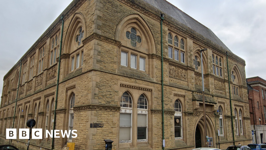 Blackburn Museum and Art Gallery to get new roof - BBC News