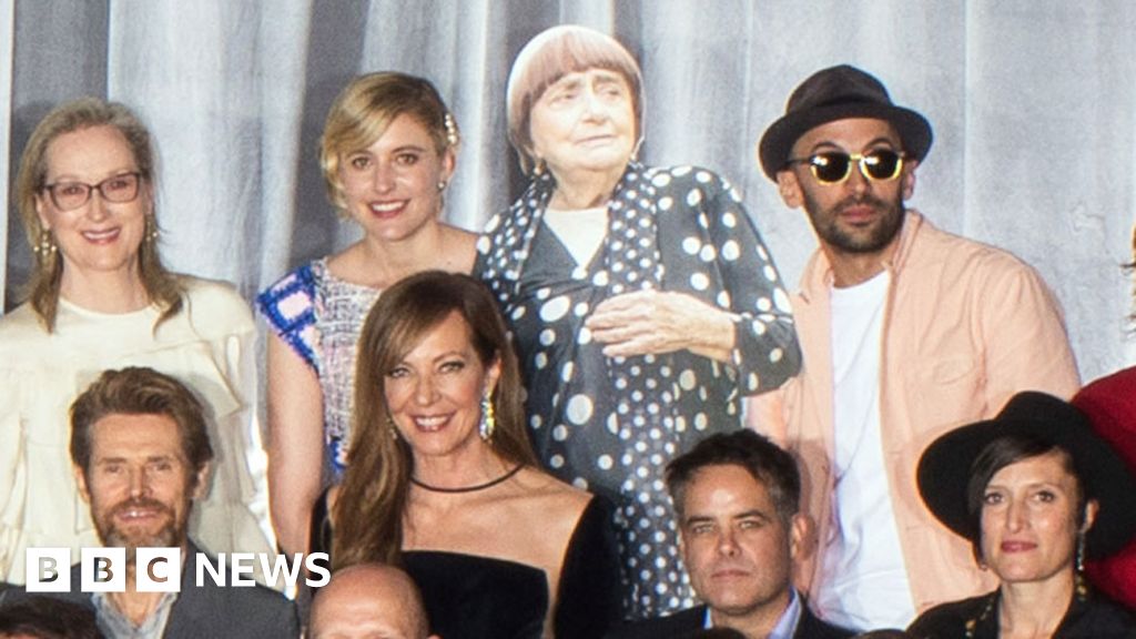 11 things we spotted in the Oscars class photo - BBC News