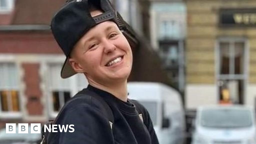 Candle-lit vigil held for Eastleigh attack victim Shannon Webb - BBC News