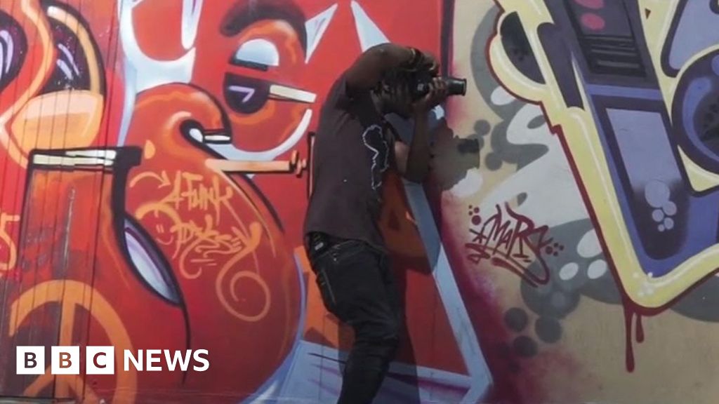 'Shot in Joburg': Homeless youth trained as photographers - BBC News