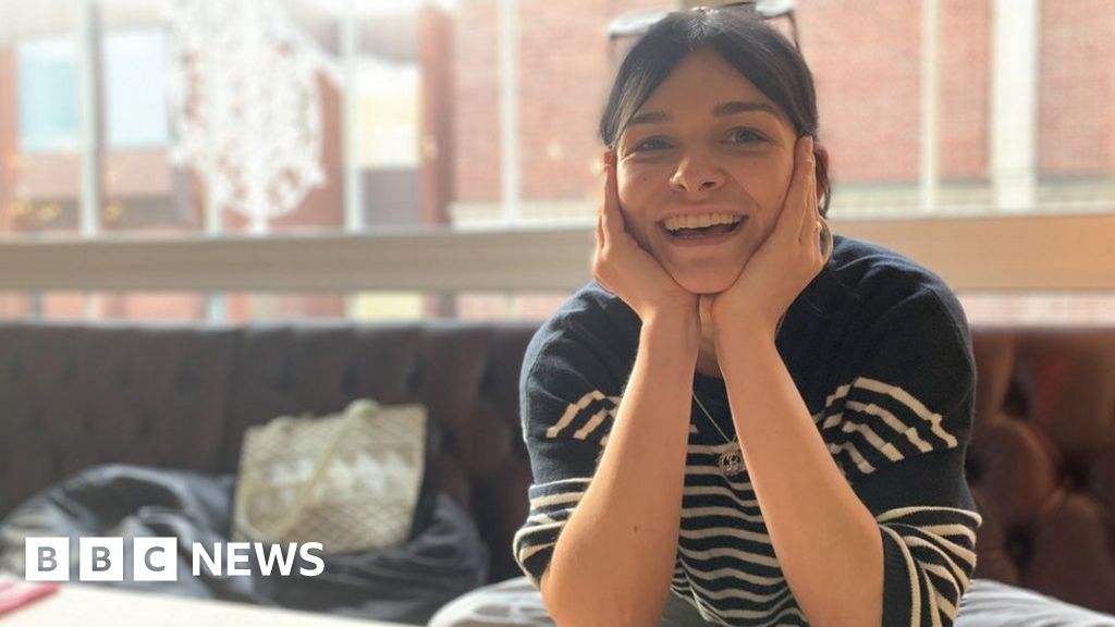 Singer Bessie Turner's crying selfie prompts talk plea - BBC News