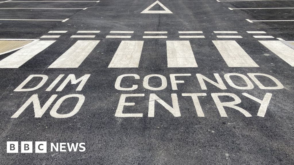 Llandudno Welsh road sign translation error branded an insult - BBC News