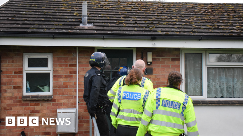 Thames Valley Police arrest 16 in drug raids - BBC News
