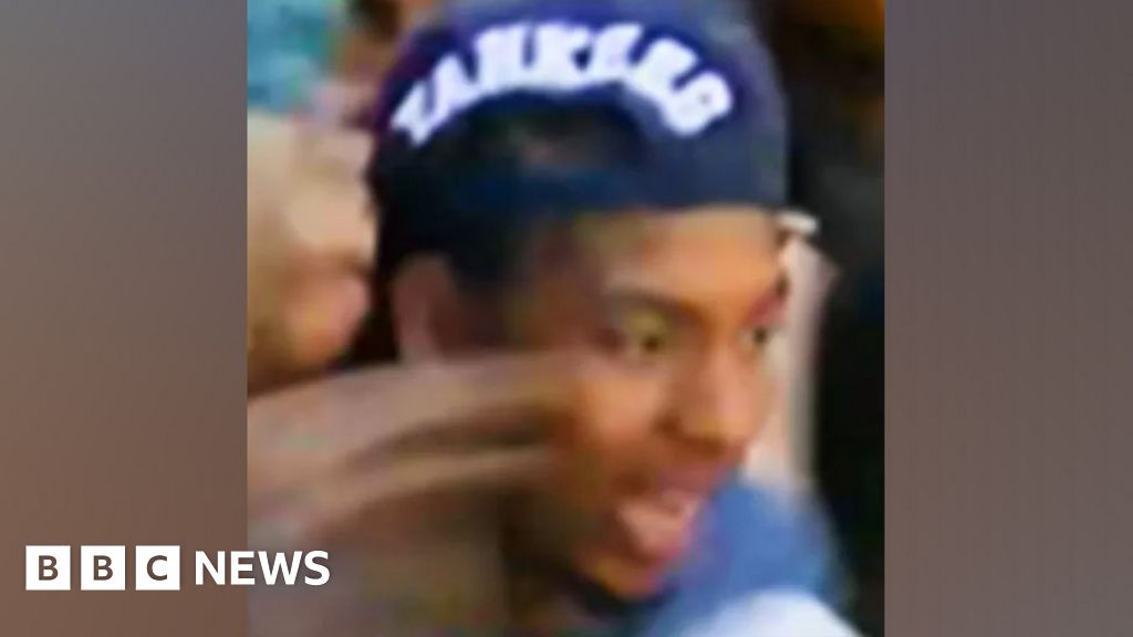 Notting Hill Carnival: Police seek man over fatal stabbing