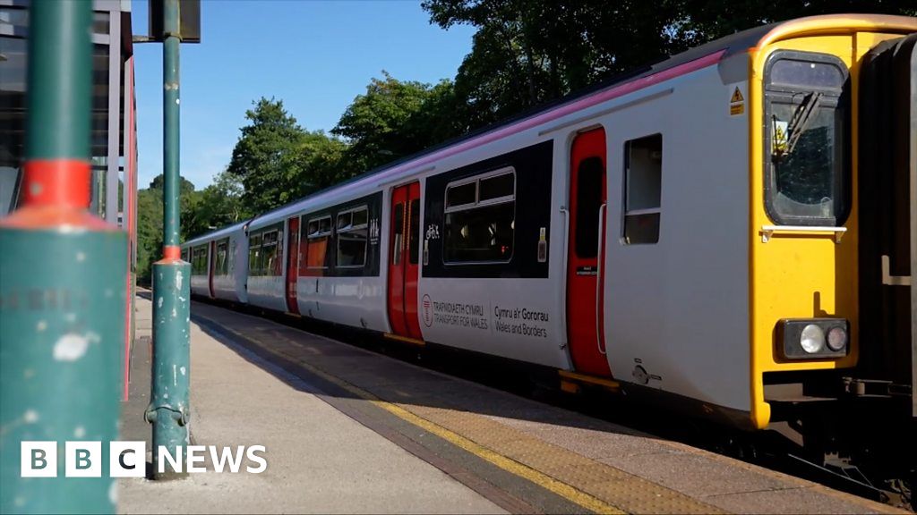Cardiff: Singing conductor welcomes passengers to Land of Song - BBC News
