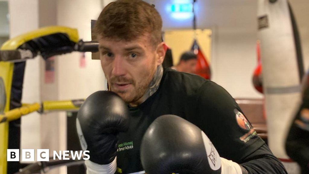 The Doncaster boxer fighting depression one punch at a time - BBC News