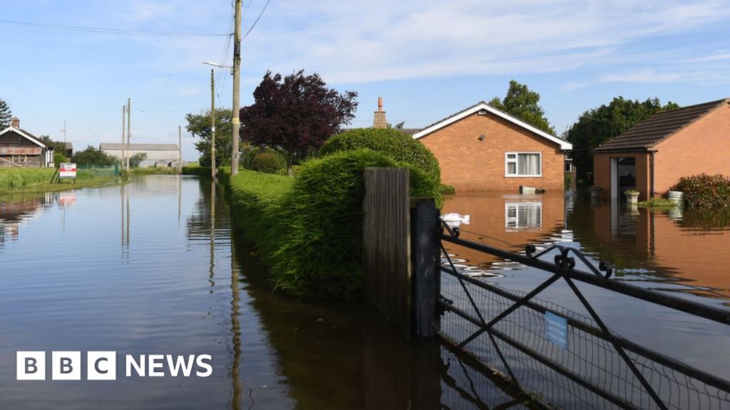 Wainfleet flooding: Homes remain evacuated until Friday - BBC News