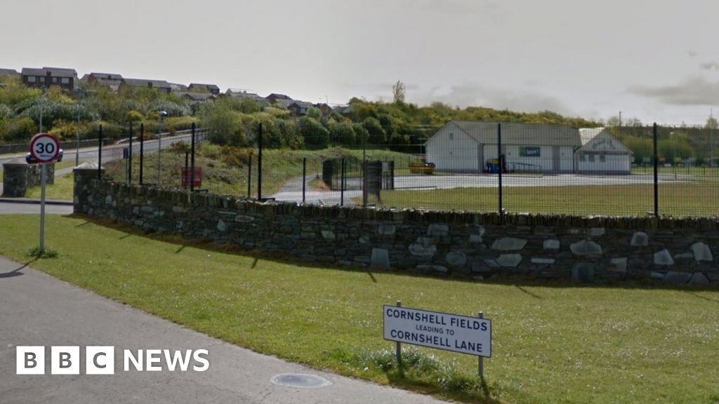 'Boy held viable device' found in Cornshell Fields, Londonderry - BBC News