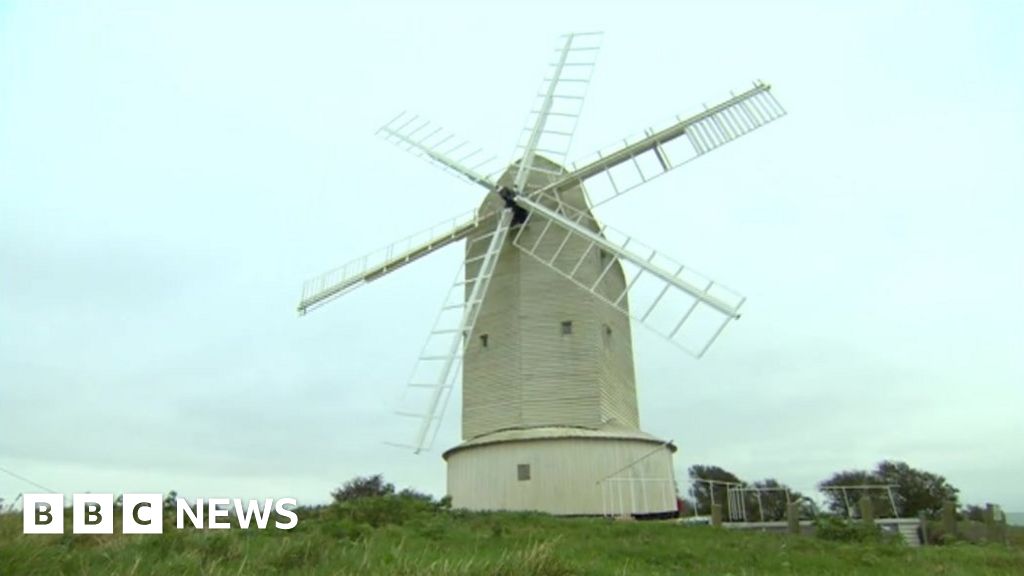 Ashcombe Windmill turns again after nearly 100 years - BBC News