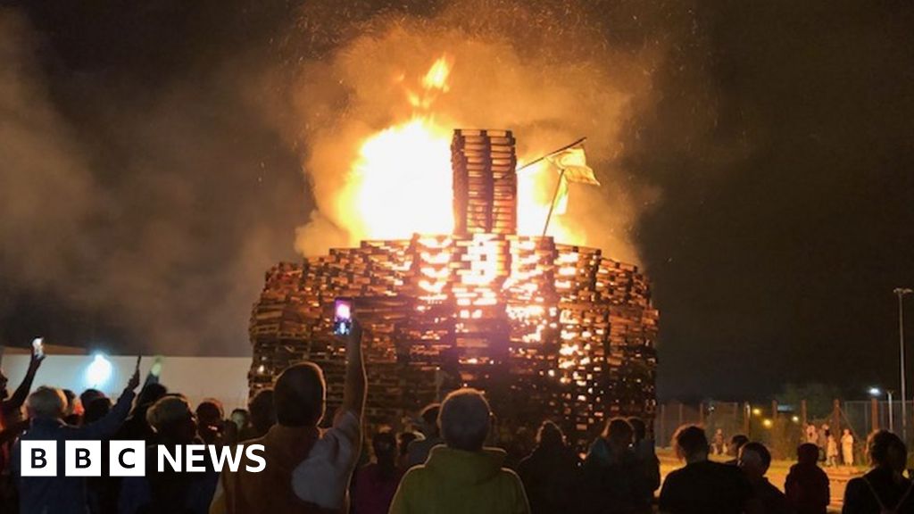 Man named as UVF leader 'met police over Avoniel bonfire' - BBC News