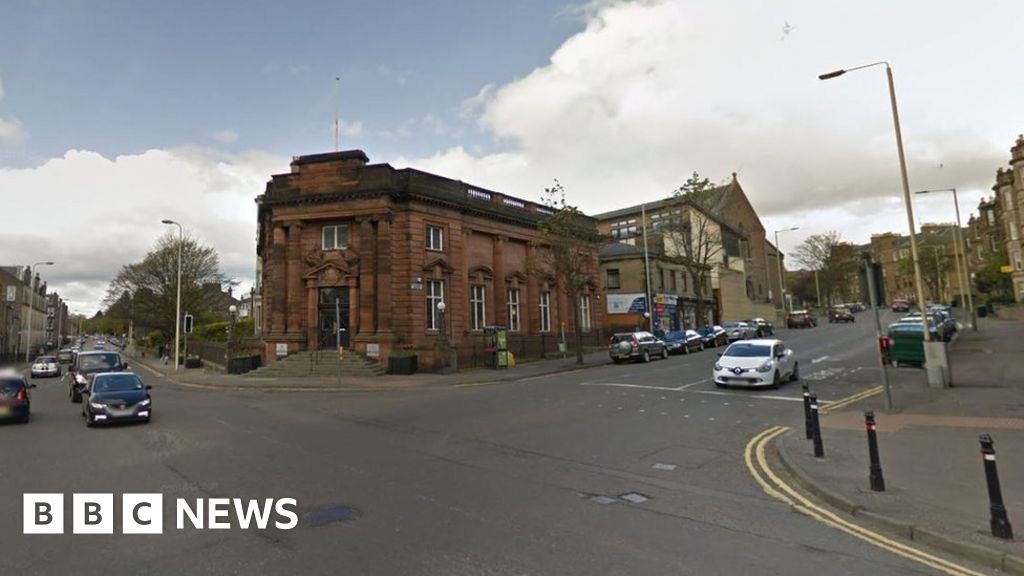 Van driver injured in Dundee gang assault - BBC News