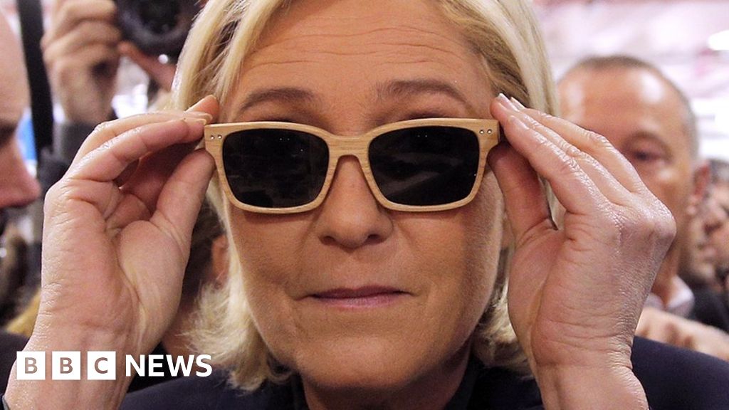 Le Pen stalks French centre-right presidential contest - BBC News