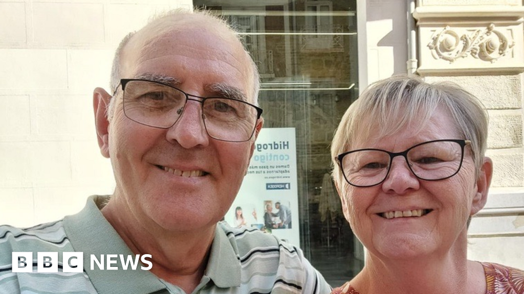 Couple on crashed Britannia cruise describe 'hell-hole' replacement hotel Couple on crashed Britannia cruise describe 'hell-hole' replacement hotel