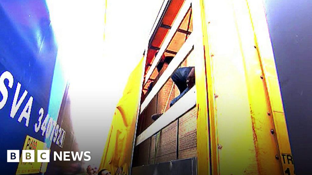 Migrants smuggled into UK past "sleepy" border officials - BBC News